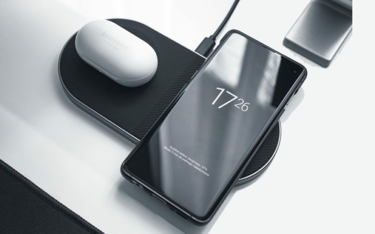 6 Best Wireless Chargers for Samsung Galaxy S23 Series - Guiding Tech