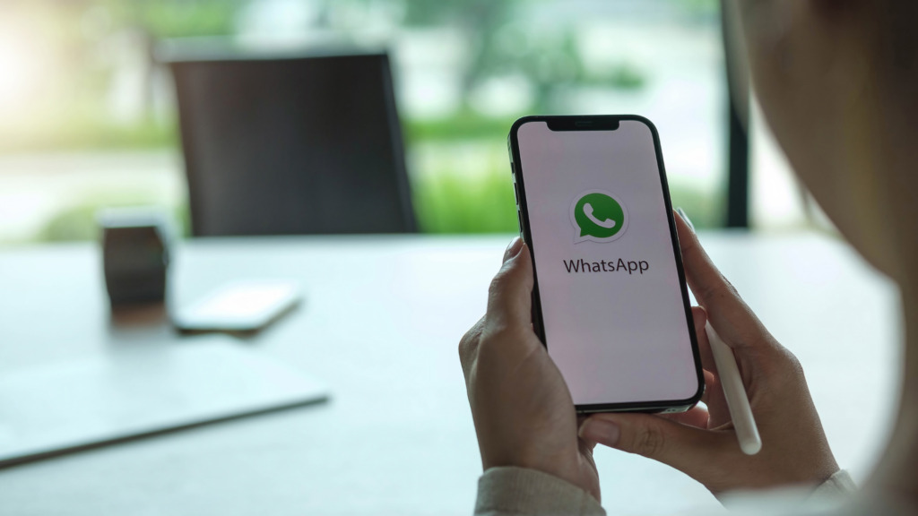 WhatsApp Message Forwarding with Sender Details and Captions